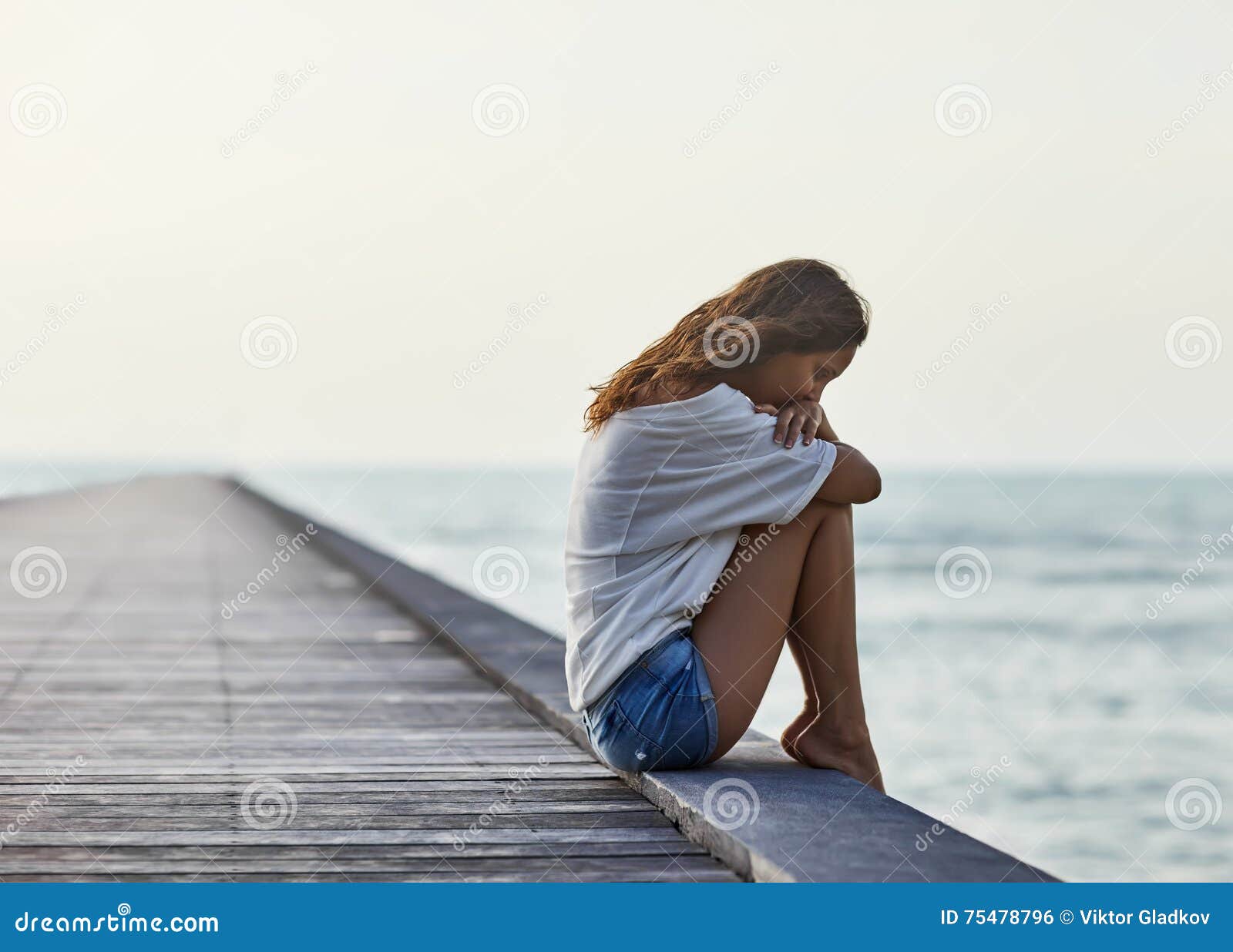 Belle Femme Seule Triste Sasseyant Sur Le Pilier Photo Stock Image