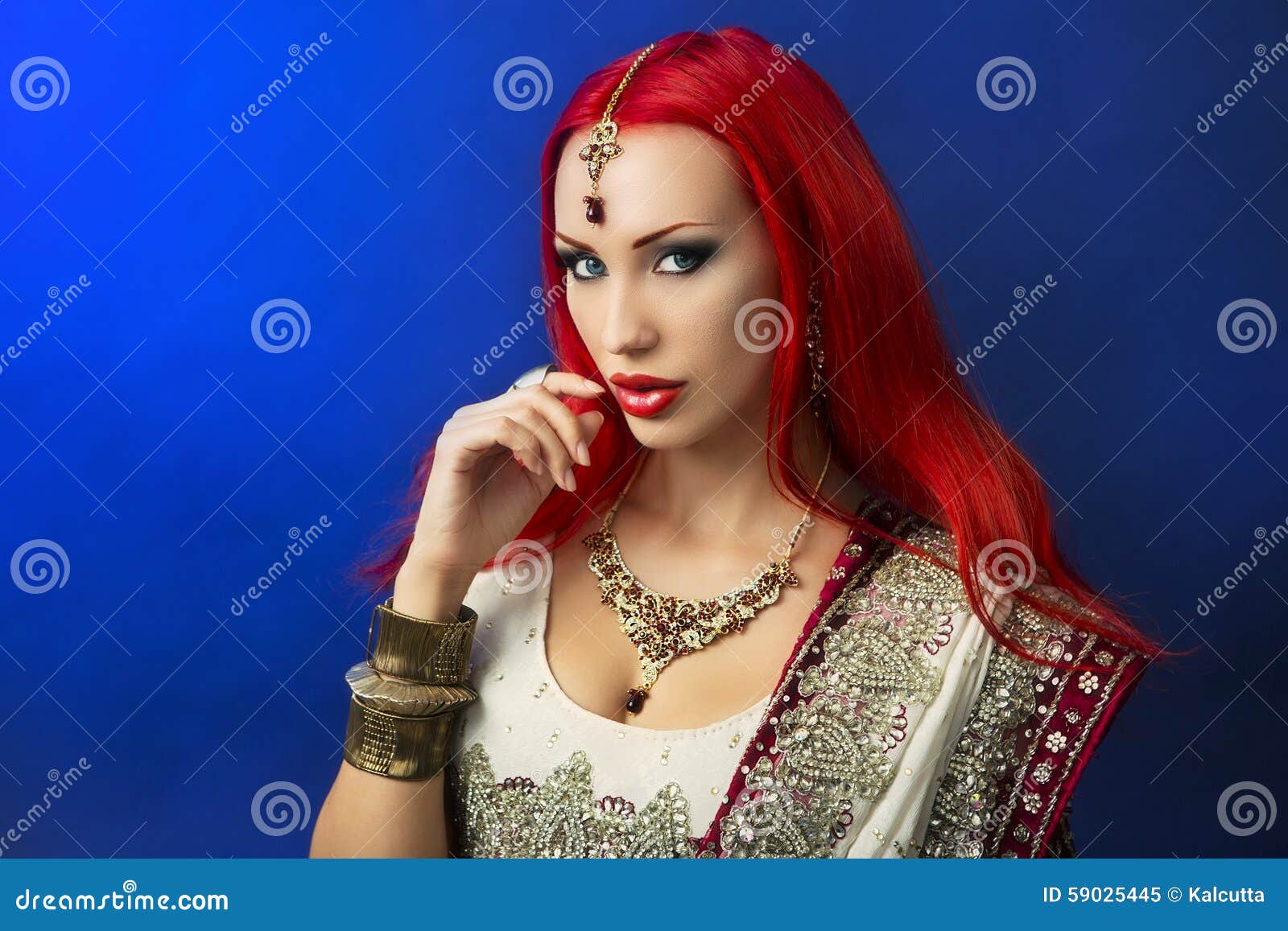 Belle Femme Sexy Rousse Dans Lindien Traditionnel Sari Clothing Image Stock Image Du Féminin