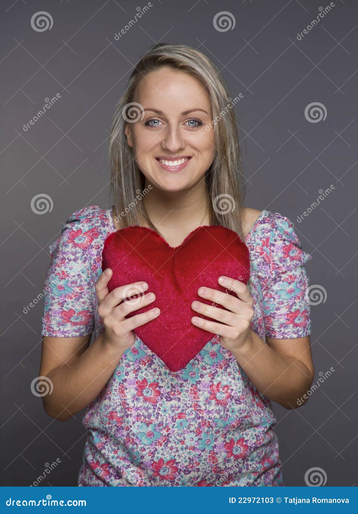 Belle Fille Attirante Avec Le Coeur Dans Des Mains Image Stock Image