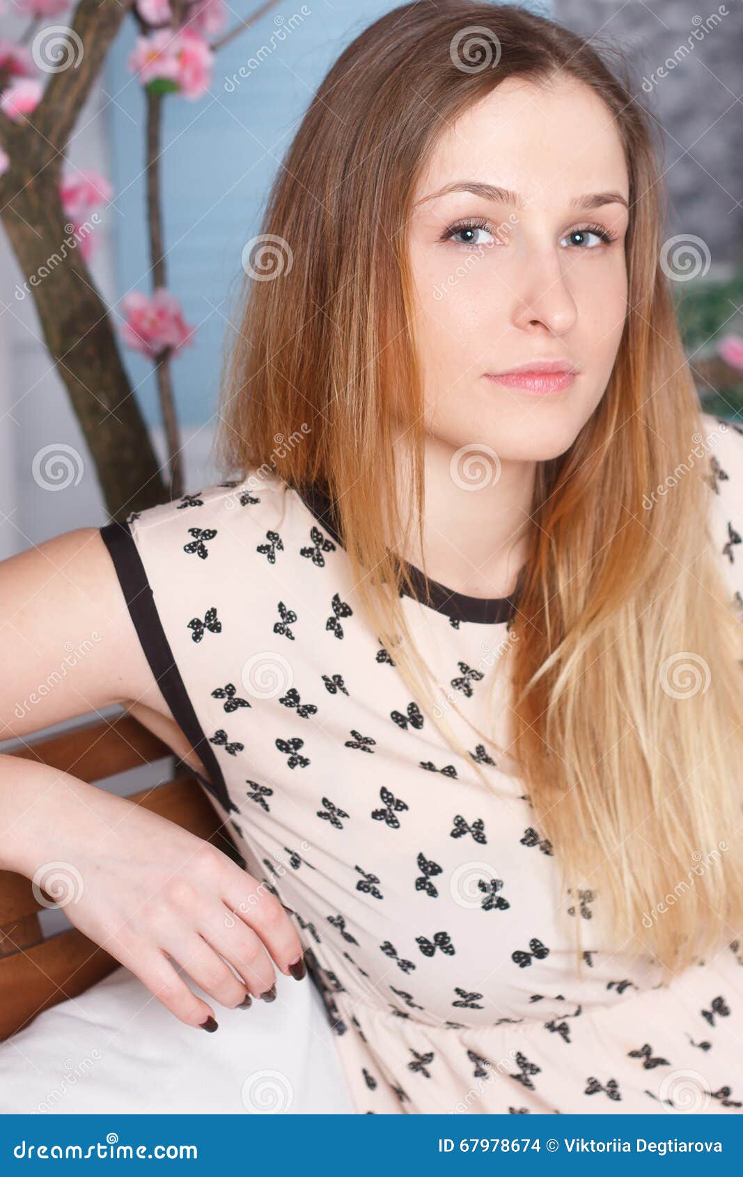 Belle Fille Avec De Longs Cheveux Dans Le Jardin Fleurissant Photo