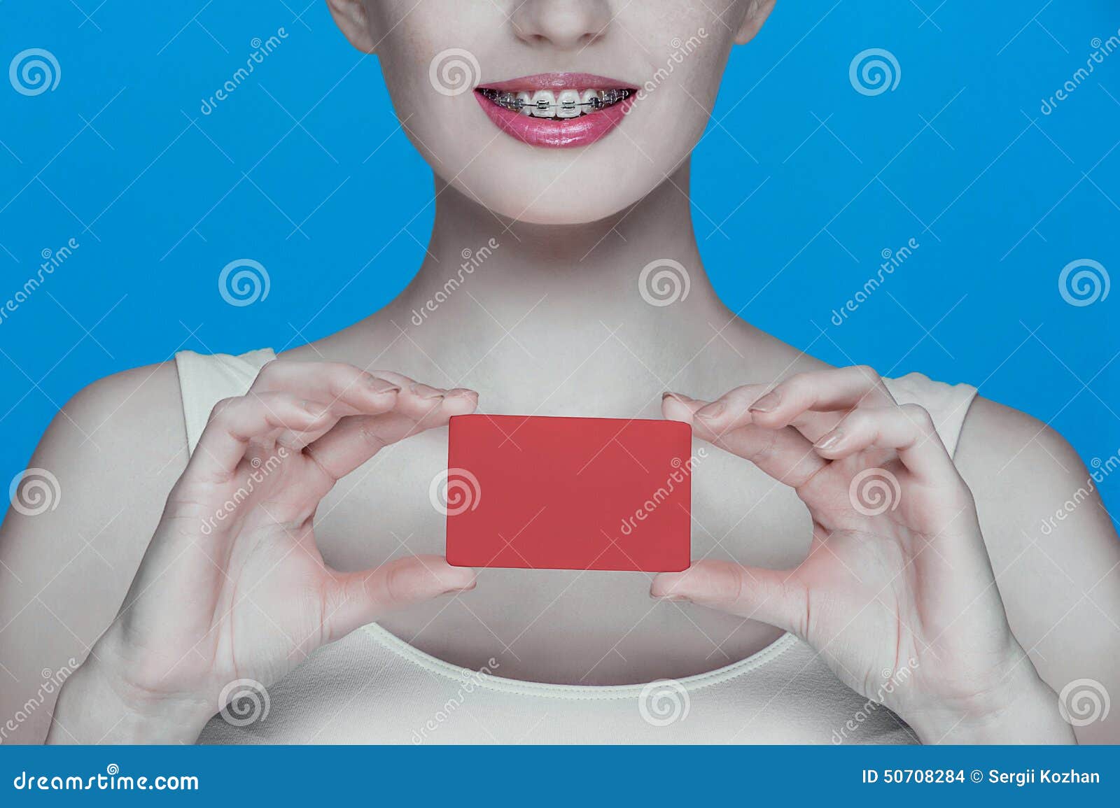 Belle Fille Avec Des Accolades Et Carte Rouge Dans Des Mains Photo