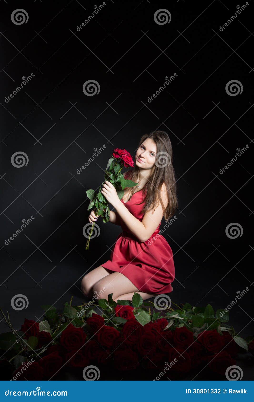 Belle fille avec des roses photo stock. Image du assez - 30801332
