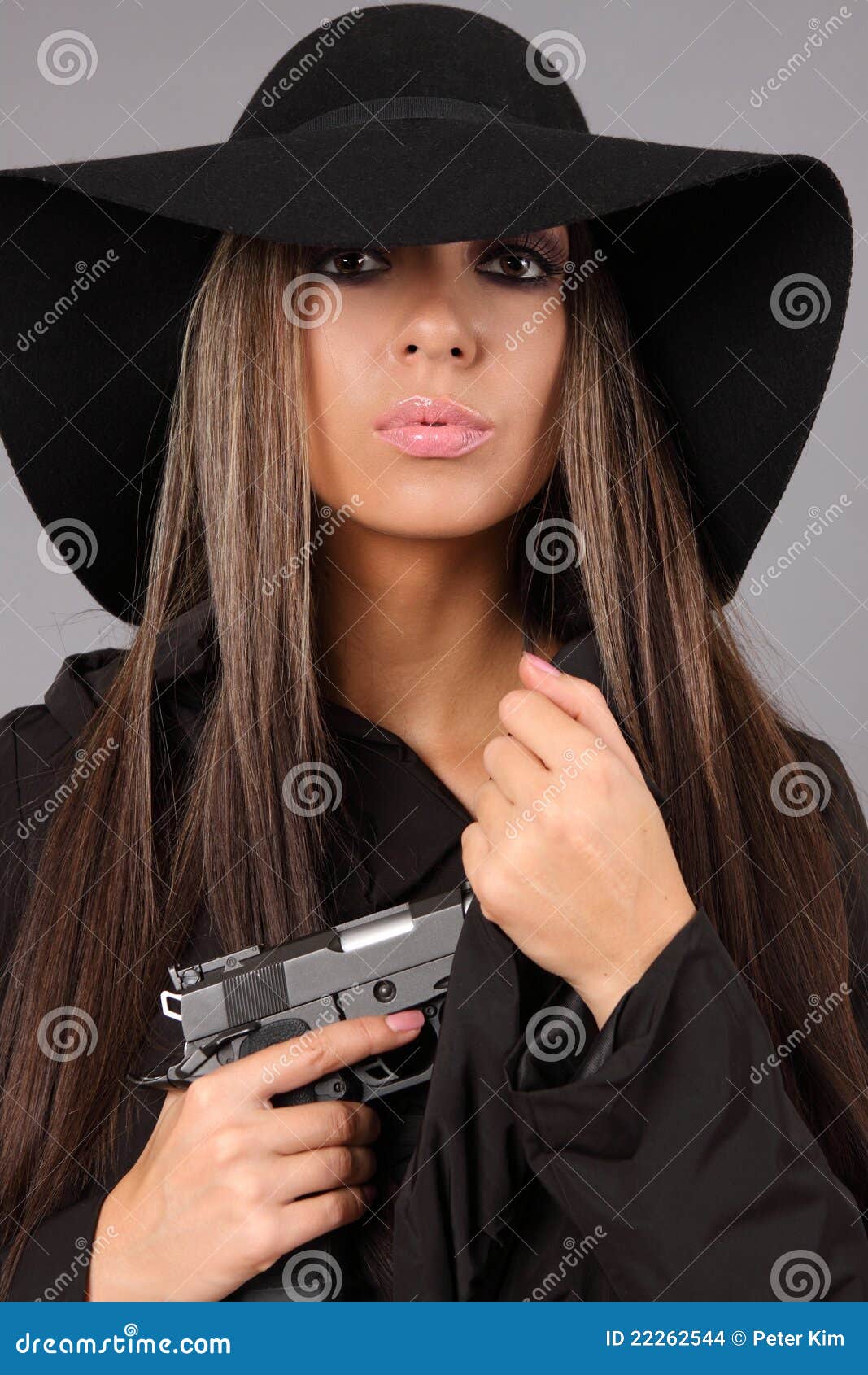 Belle fille avec le canon photo stock. Image du verticale - 22262544