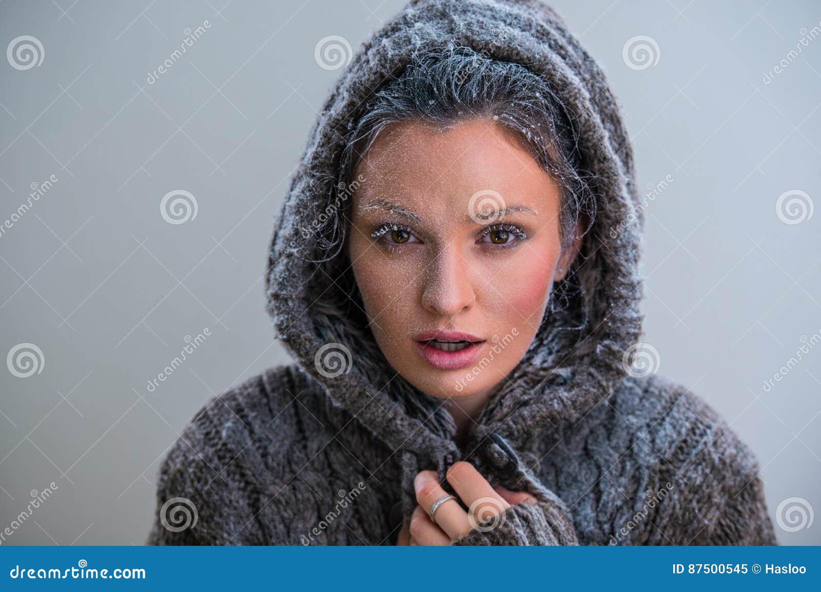 Belle Fille Avec Le Gel Sur Le Visage Image stock - Image du beau ...