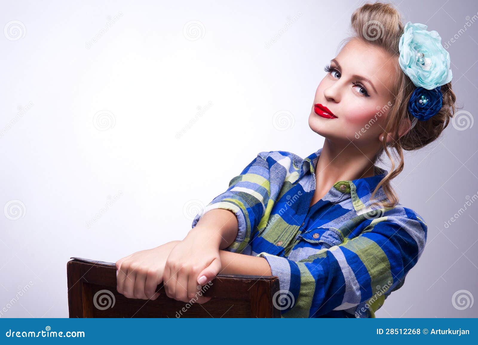Belle Fille Avec Le Joli Sourire Dans Le Type De Pin Up Photo Stock