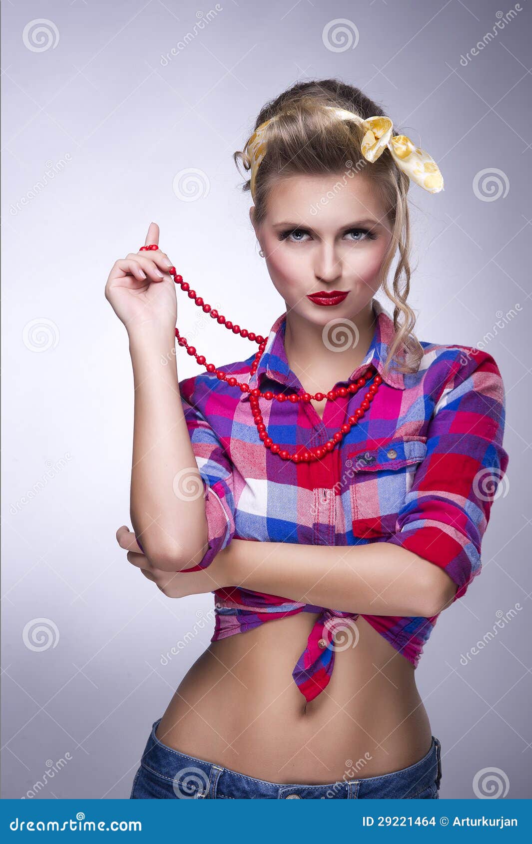 Belle Fille Avec Le Joli Sourire Dans Le Type De Pin Up Photo Stock