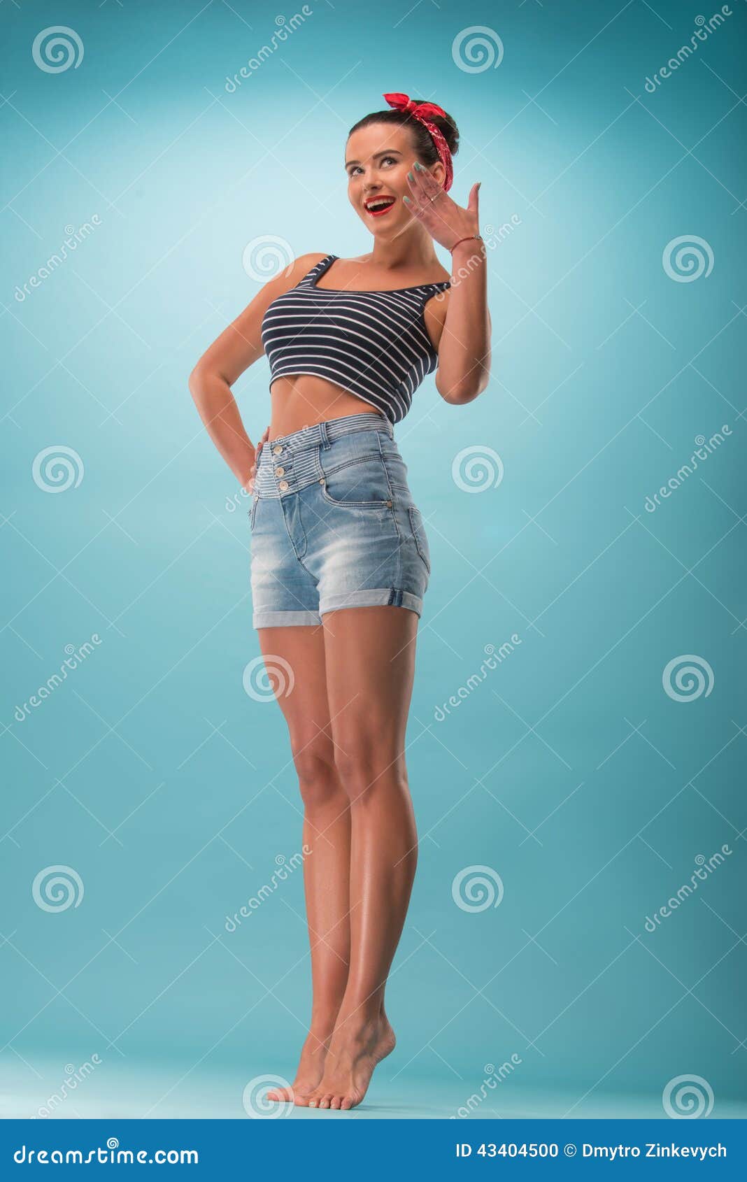 Belle Fille Avec Le Joli Sourire Dans Le Type De Pin Up Photo Stock