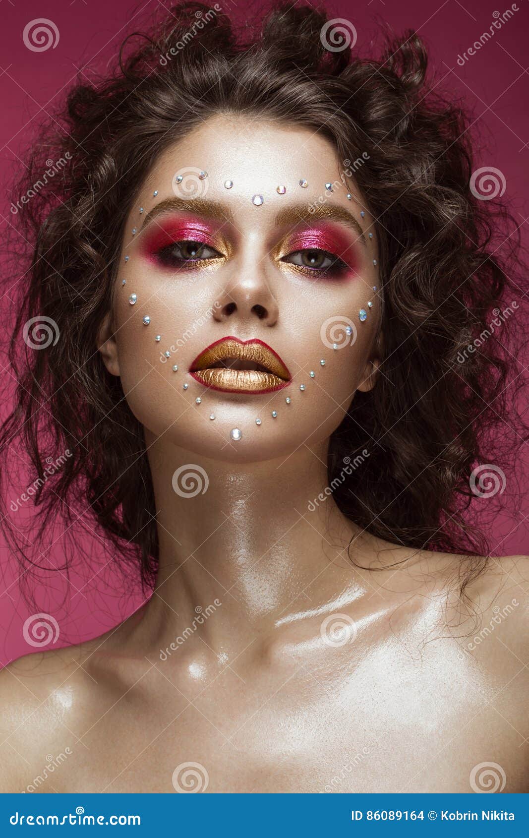 Belle Fille Avec Le Maquillage Lumineux De Mode Et Coeur Des Cristaux