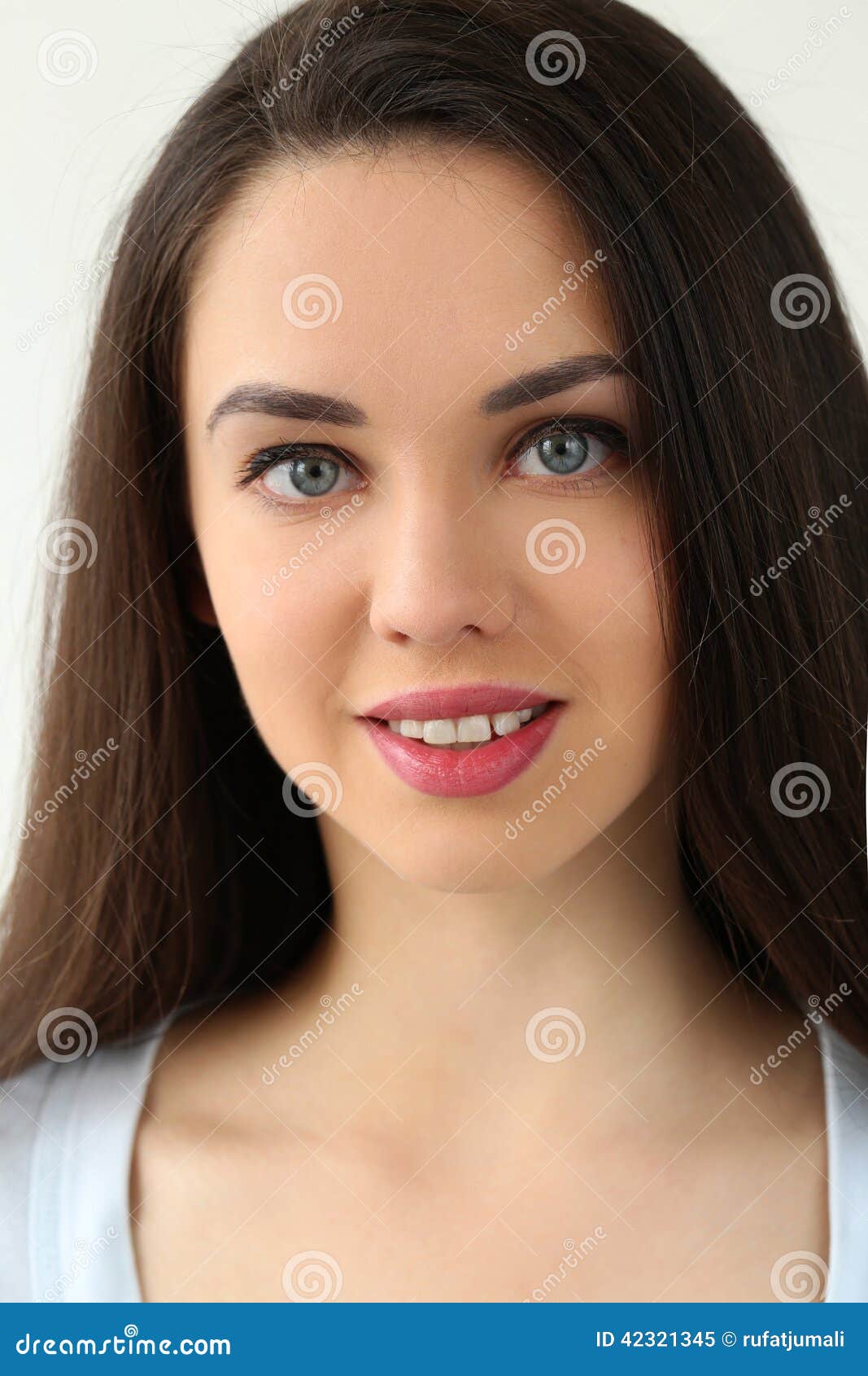 Belle Fille Avec Le Visage Mignon Image stock - Image du heureux, yeux ...