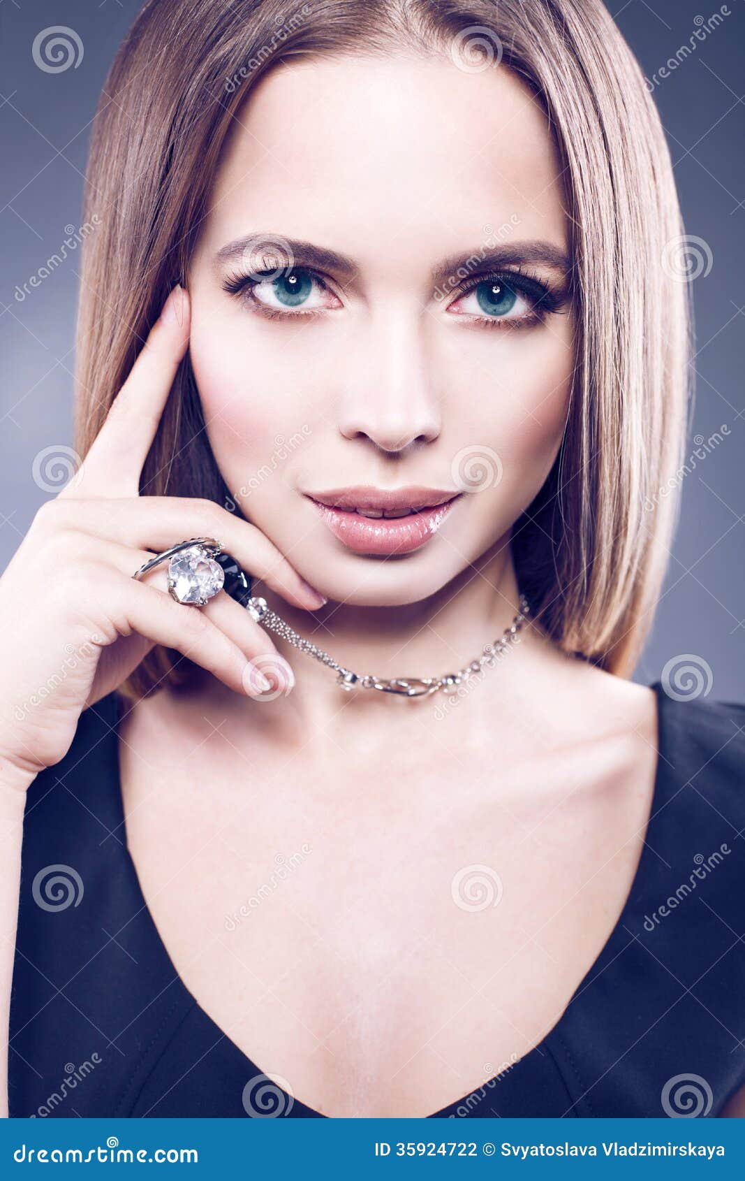 Belle Fille Avec Les Cheveux Blonds Photo Stock Image Du élégant