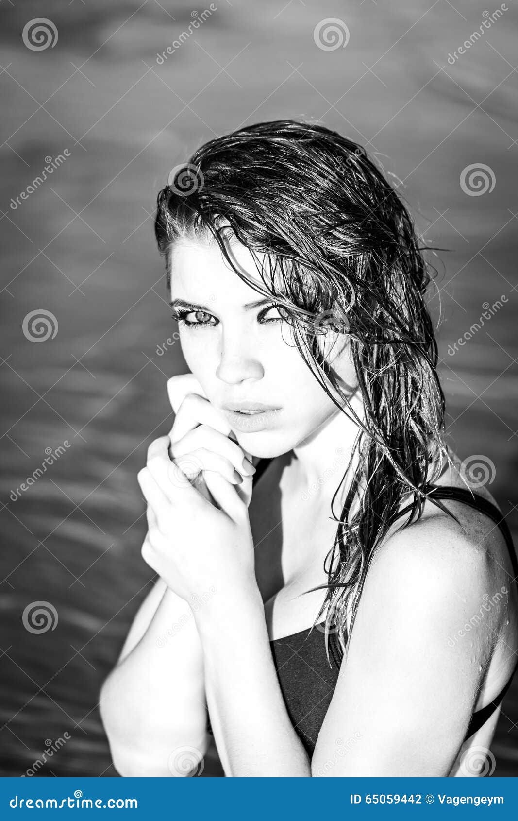 Belle Fille Avec Les Cheveux Humides Languettes Sensuelles Photo Stock