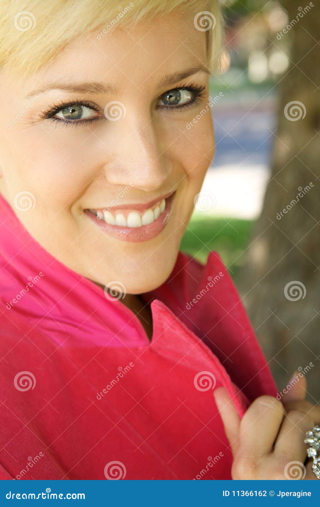 Belle Fille Blonde Avec Un Joli Sourire Photo Stock Image Du Fuselage