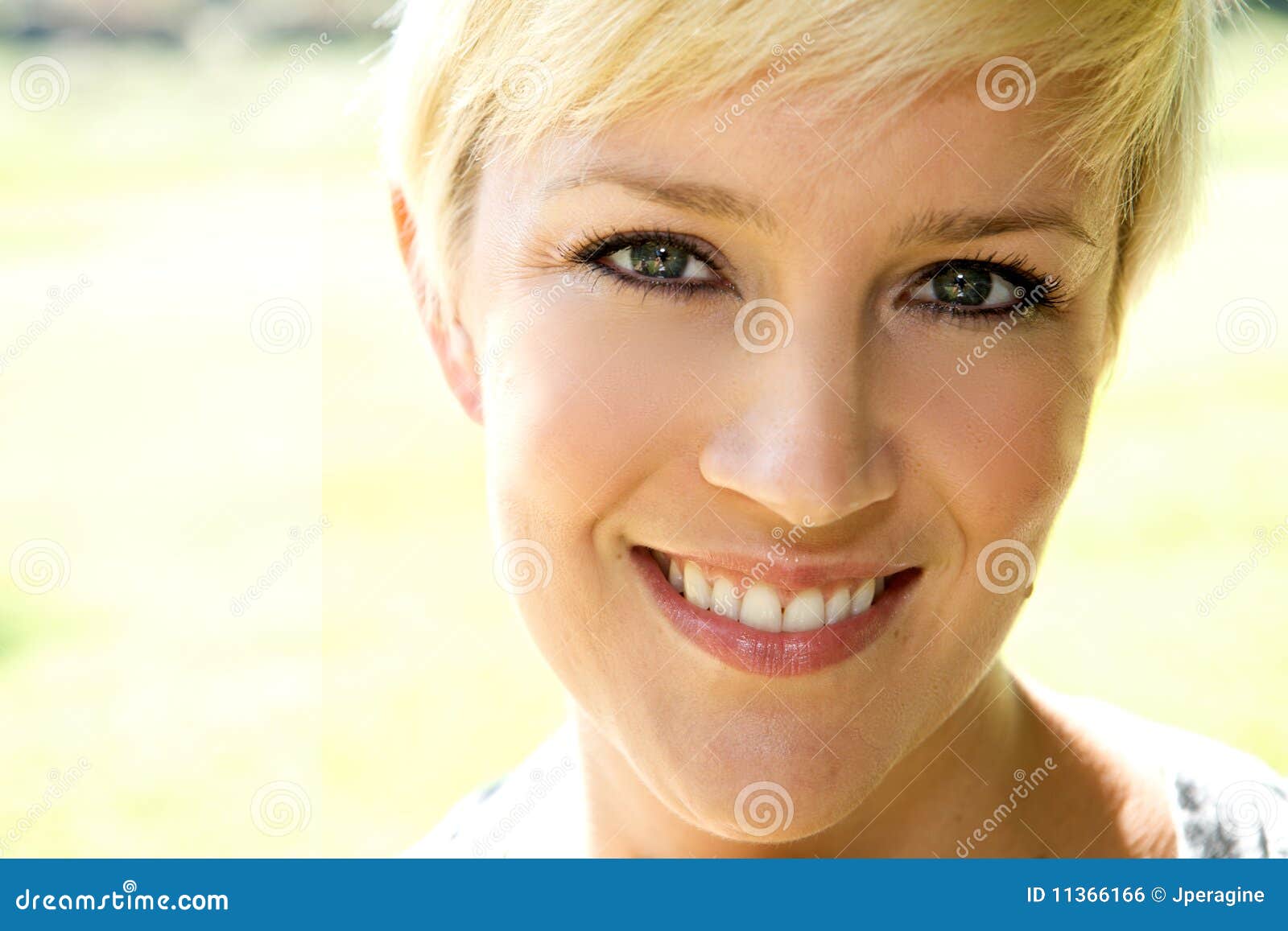 Belle Fille Blonde Avec Un Joli Sourire Photo Stock Image Du Santé