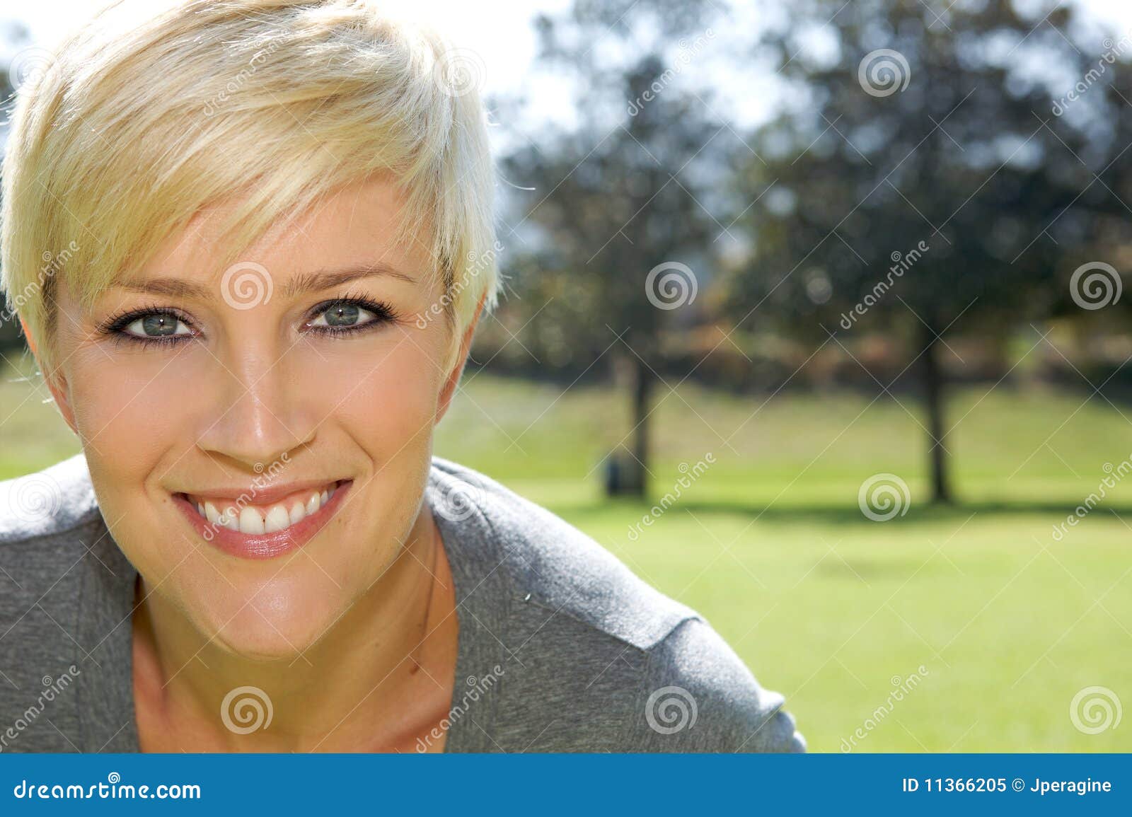 Belle Fille Blonde Avec Un Joli Sourire Image Stock Image Du Beau