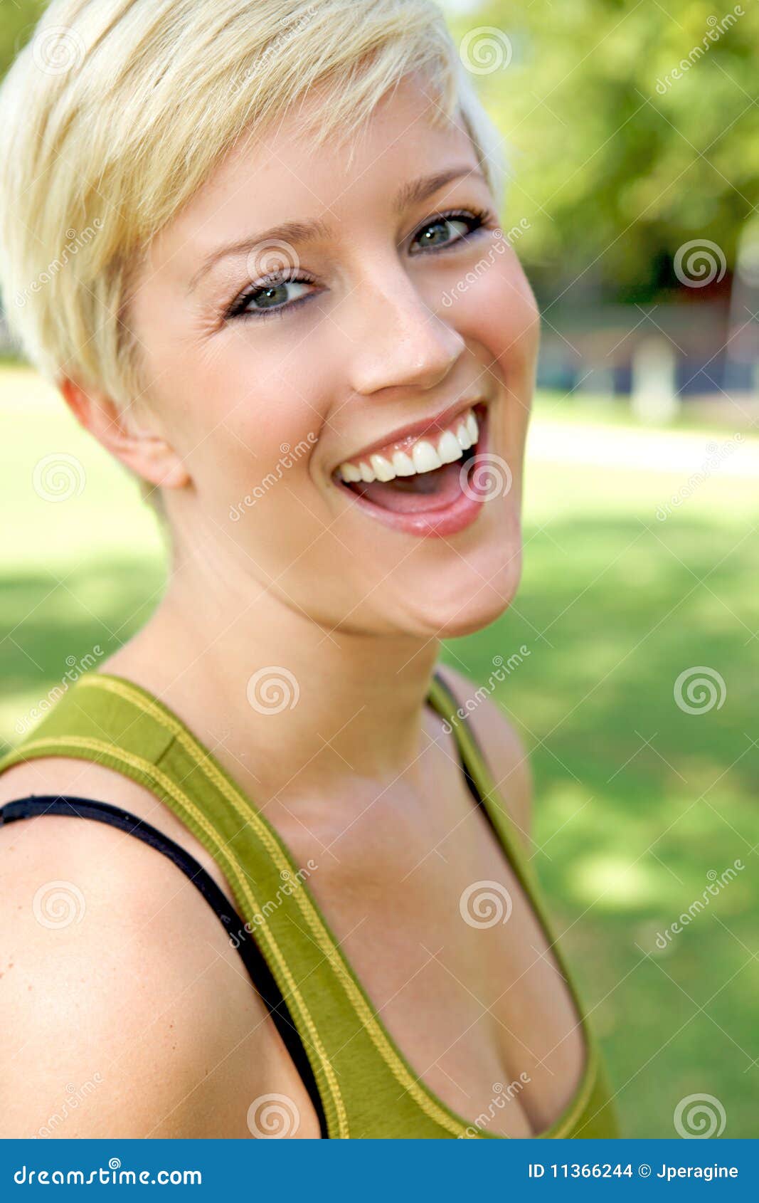 Belle Fille Blonde Avec Un Joli Sourire Photo Stock Image Du