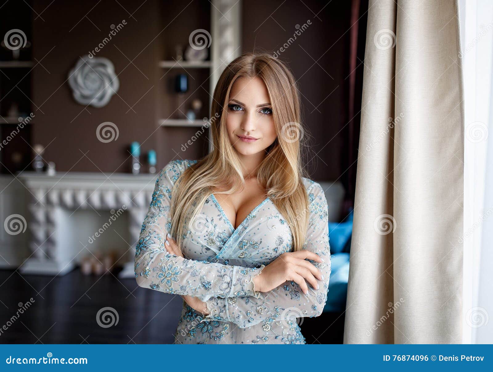 Belle Fille Blonde Dans Une Robe Bleue Sexy Photo Stock Image Du