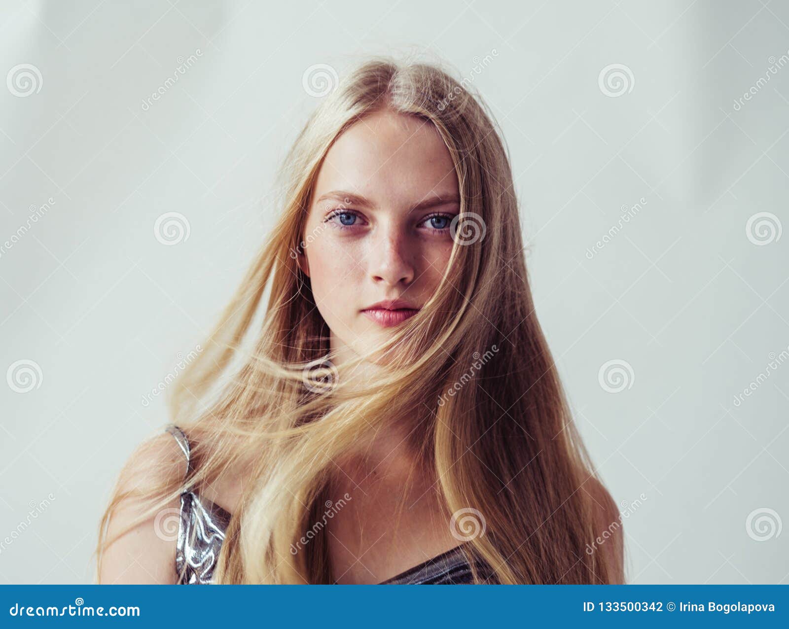 Belle Fille Blonde De Femme Avec De Longs Cheveux Blonds Lisses Et Beau