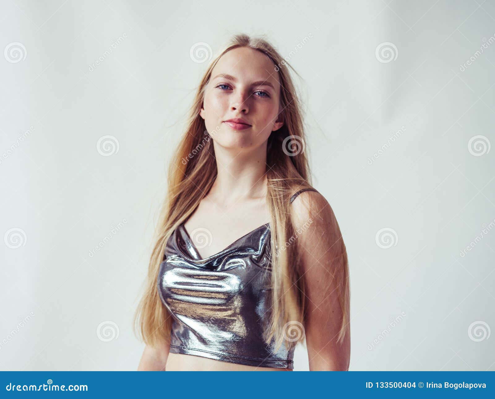 Belle Fille Blonde De Femme Avec De Longs Cheveux Blonds Lisses Et Beau