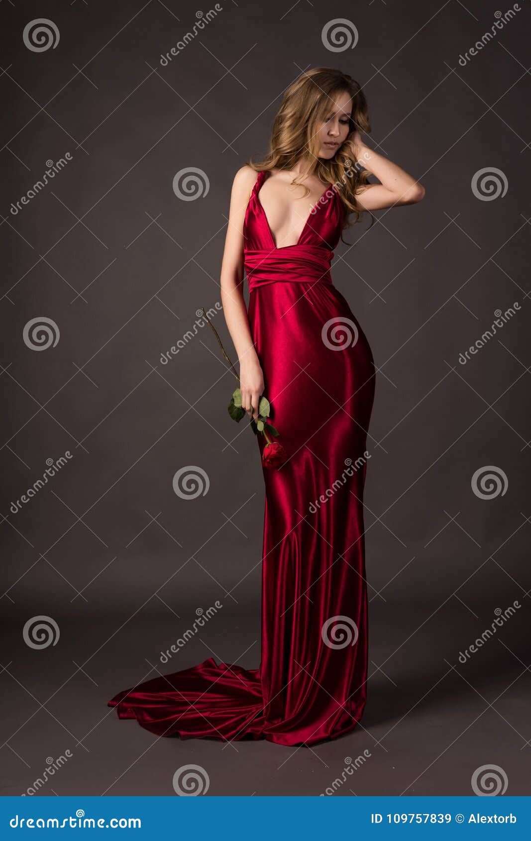 Belle Fille Blonde Portant Une Robe Rouge De Satin Dencolure Profonde