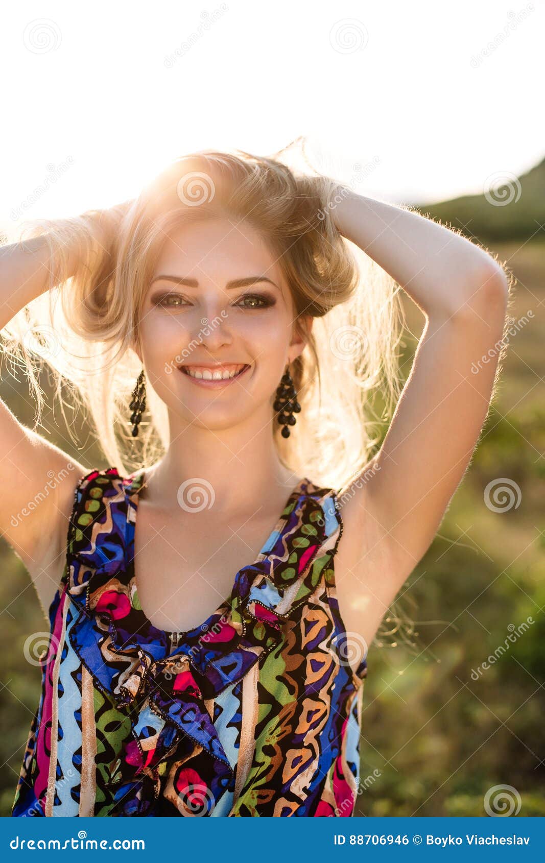 Belle Fille Blonde Rêveuse Avec Des Yeux Bleus Dans Une Robe Légère De
