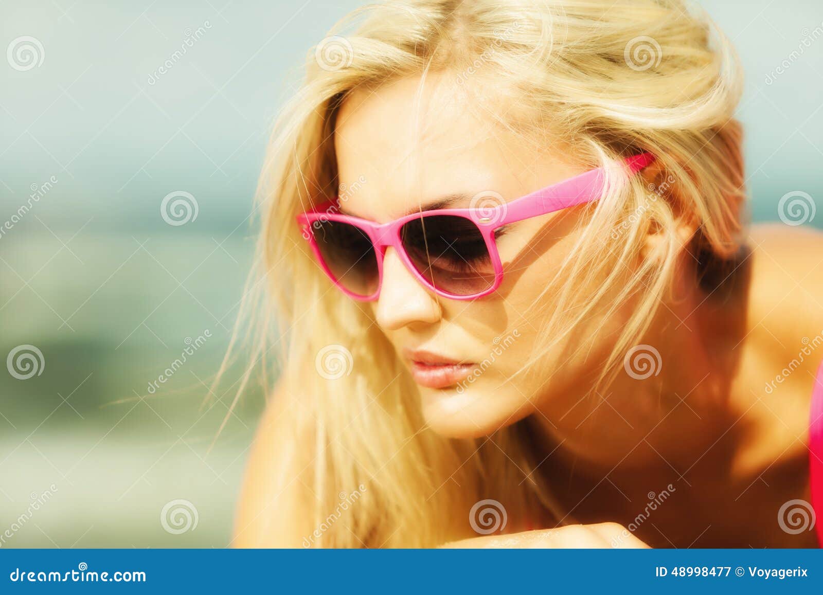 Belle Fille Blonde Sur La Plage Sablonneuse Portrait Image Stock