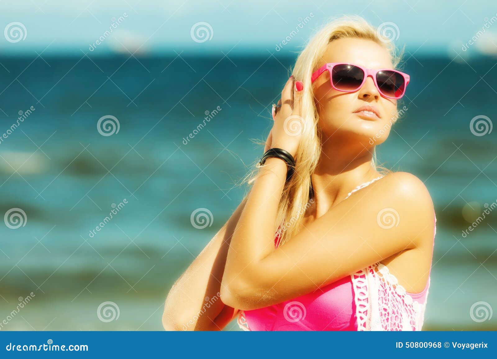 Belle Fille Blonde Sur La Plage Sablonneuse Portrait Photo Stock