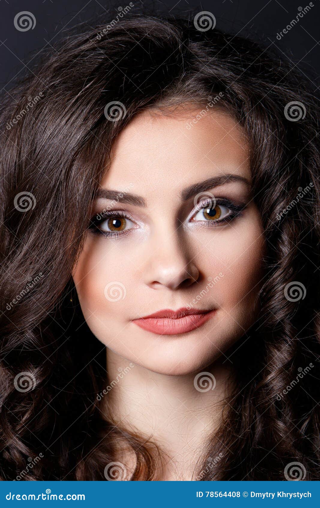 Belle Fille, Brune, Studio Classique Photo stock - Image du foncé ...