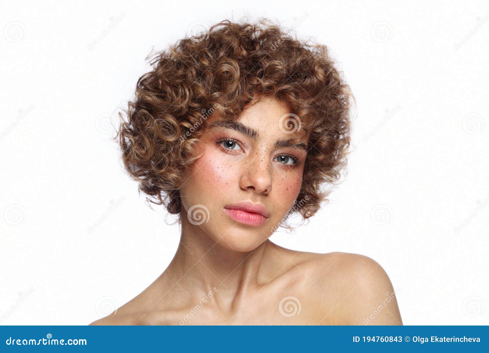 Belle Fille Couverte De Taches De Rousseur Avec Des Cheveux Bouclés Et