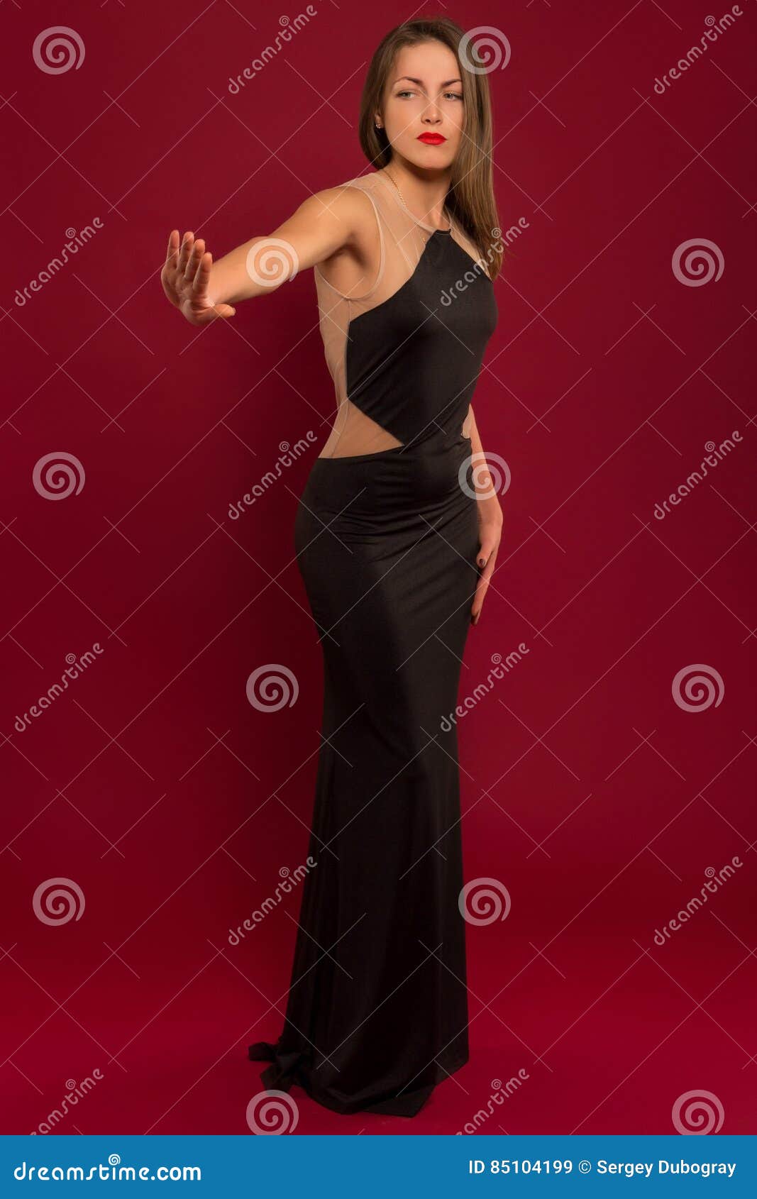 Belle Fille Dans Une Longue Pose Noire De Robe Image stock - Image du ...