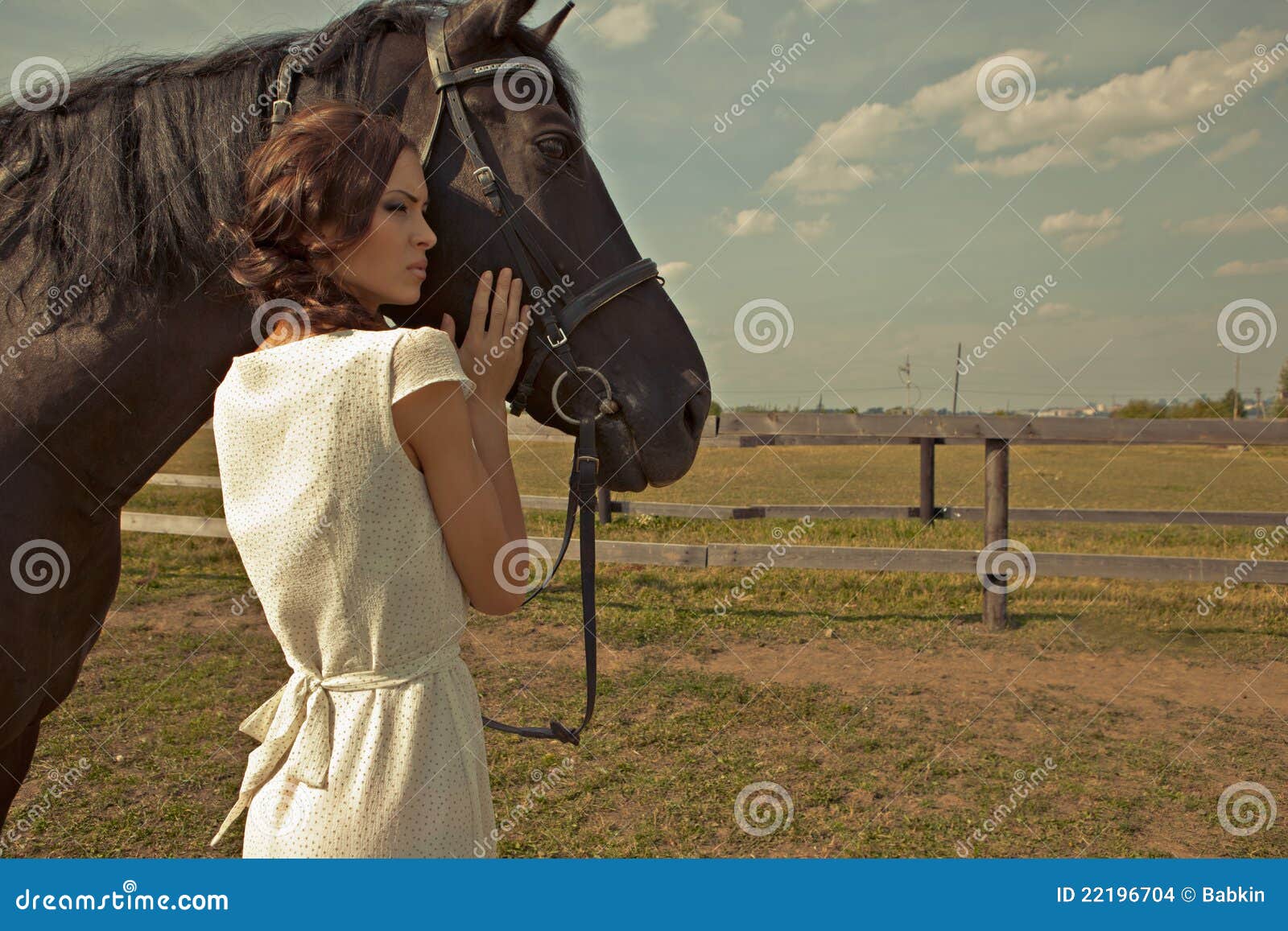 Belle Fille Dans Une Robe Blanche Avec Le Cheval Photo stock - Image du ... Belle Fille Dans Une Robe Blanche Avec Le Cheval Photo stock - Image du ...