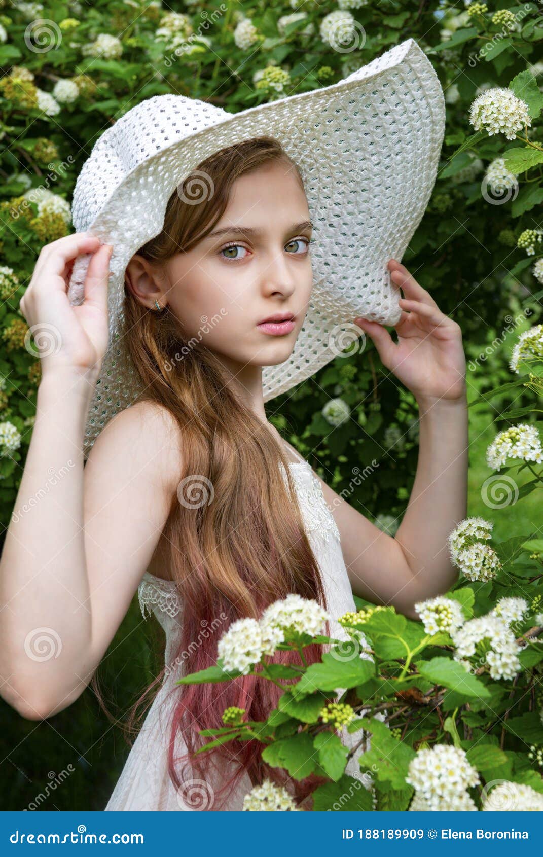 Belle Fille De 11 Ans Aux Cheveux Longs Dans Un Bonnet Blanc Sur Le