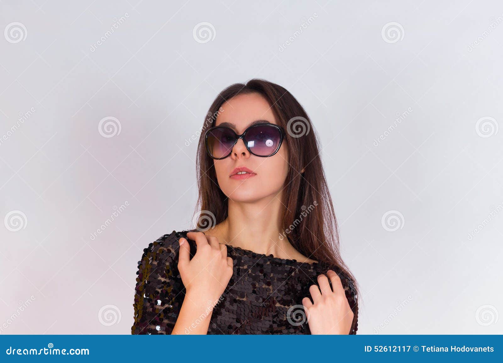 Belle Fille De Brune Dans Une Robe Noire Et Des Lunettes De Soleil