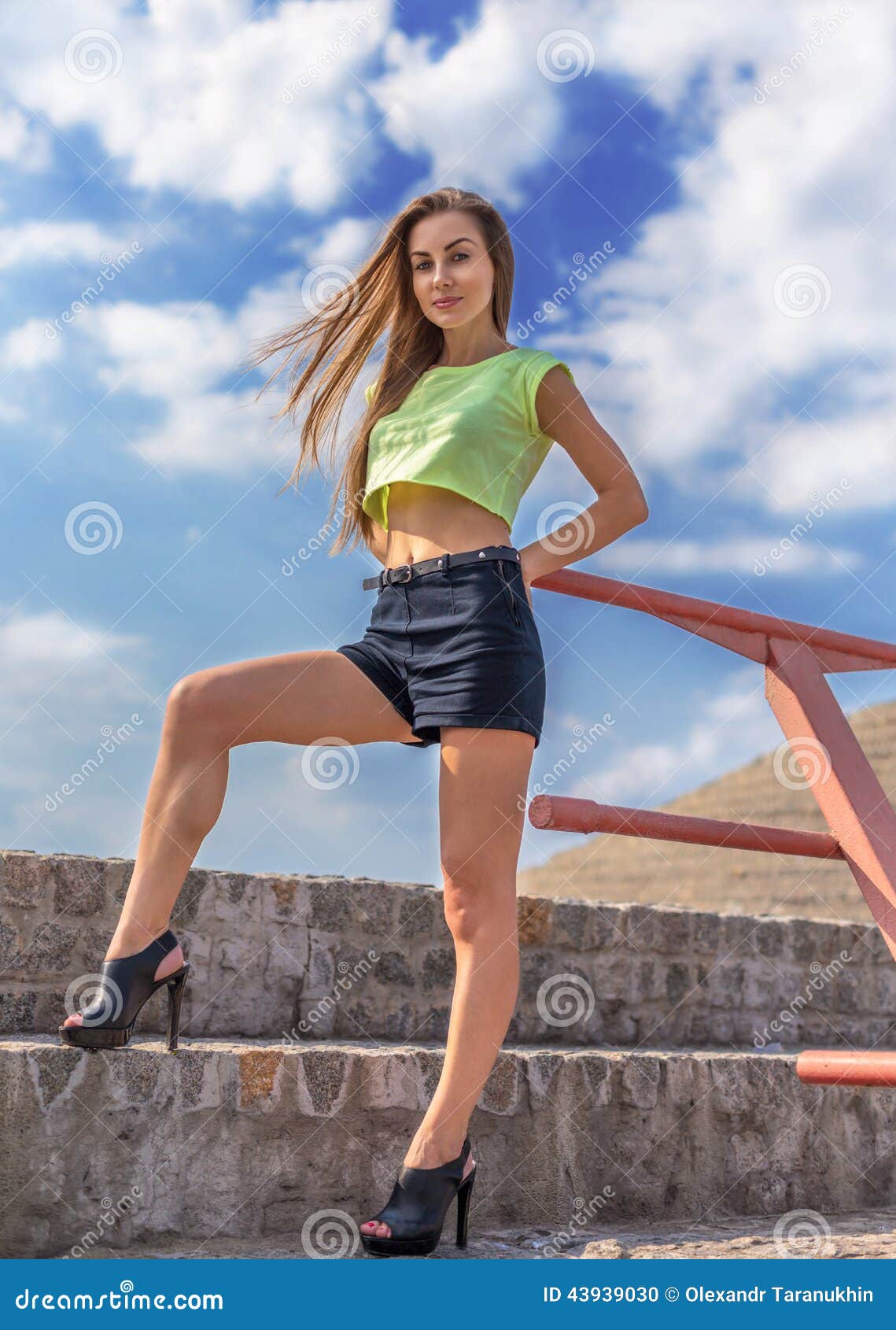 Belle Fille De Forme Physique Sur Des Talons Hauts Photo Stock Image