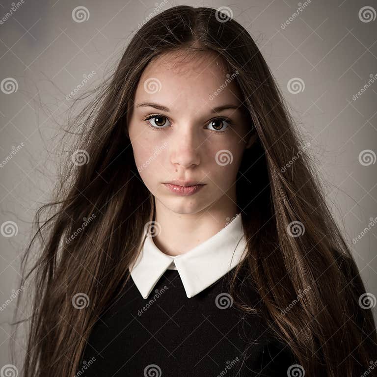 Belle Fille De Ladolescence Avec De Longs Cheveux Et Un Grand Collier