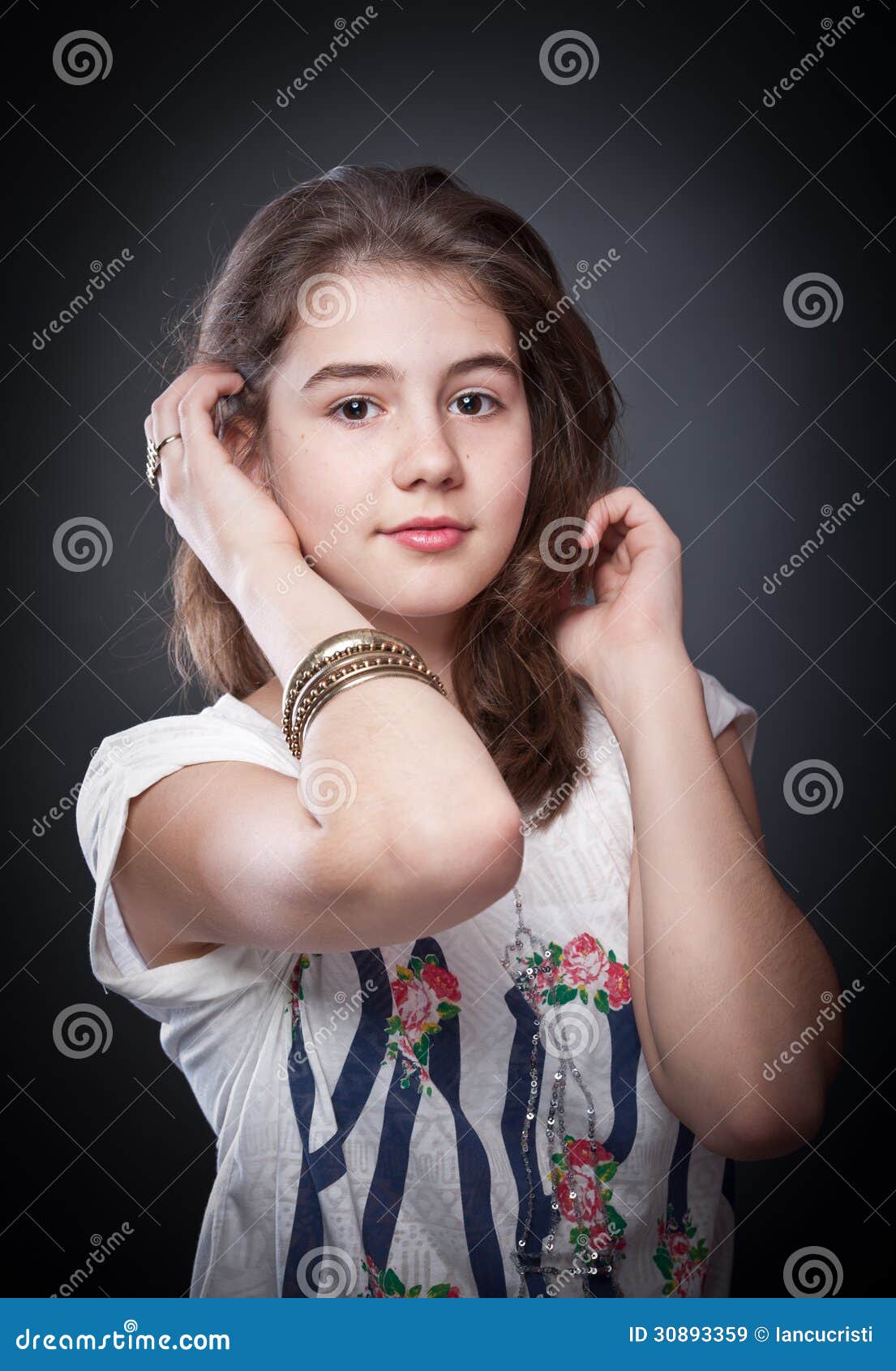 Belle Fille De Ladolescence Avec Les Cheveux Droits Bruns Posant Sur