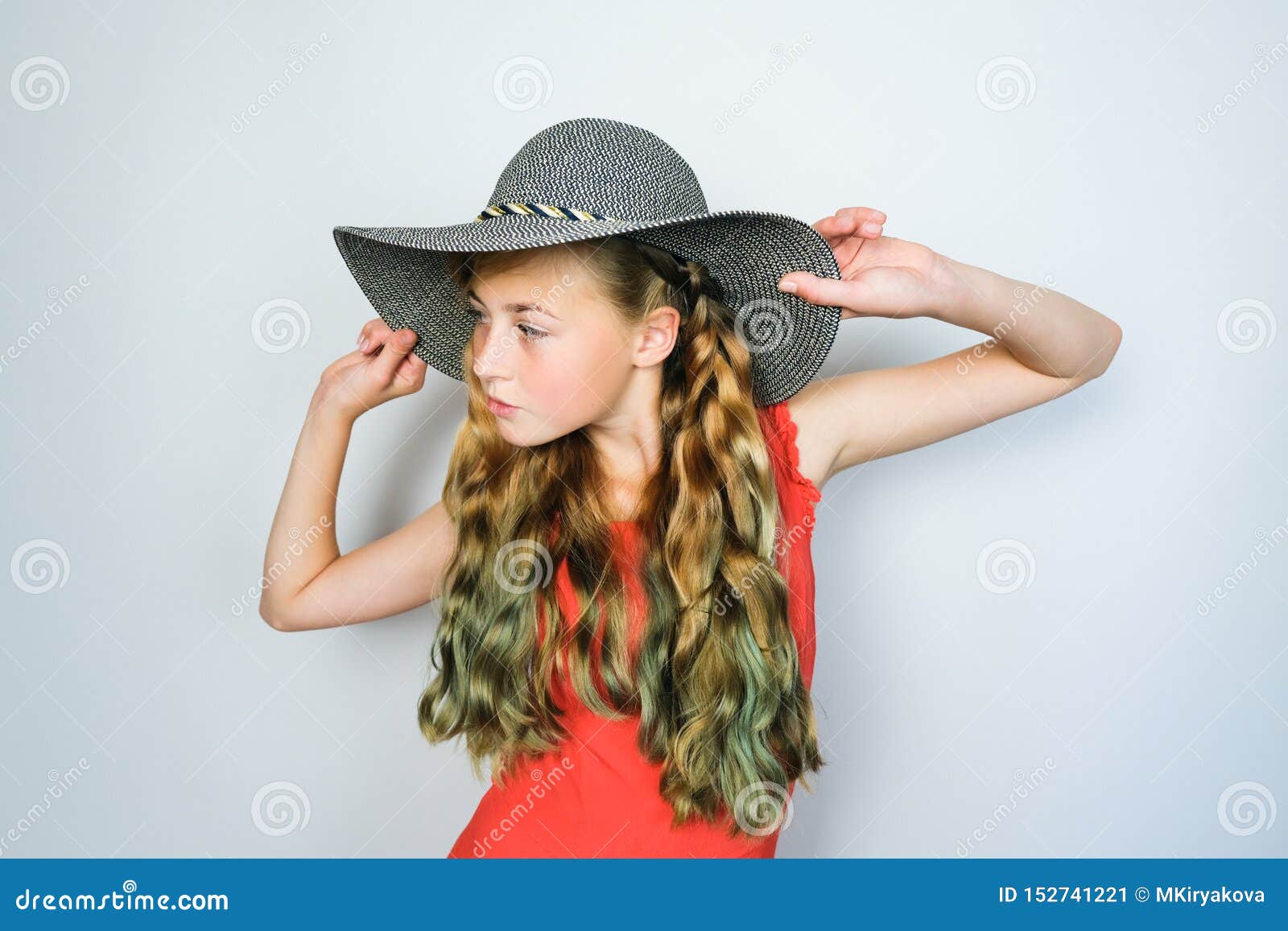 Belle Fille De Ladolescence Avec De Longs Cheveux Bouclés Posant Sur