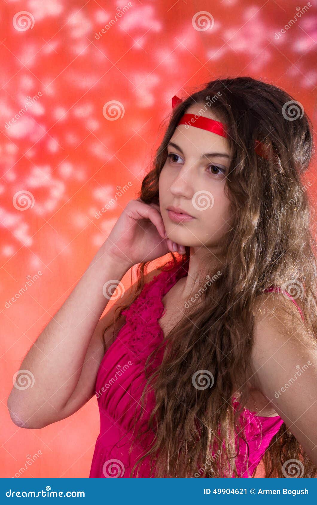 Belle Fille De Ladolescence Dans La Robe Rouge Image Stock Image Du