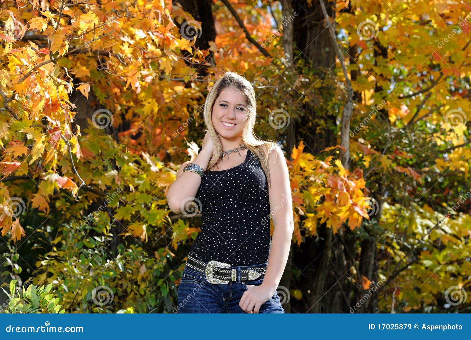 Belle Fille De Ladolescence De Pays Parmi Le Feuillage Dautomne Image