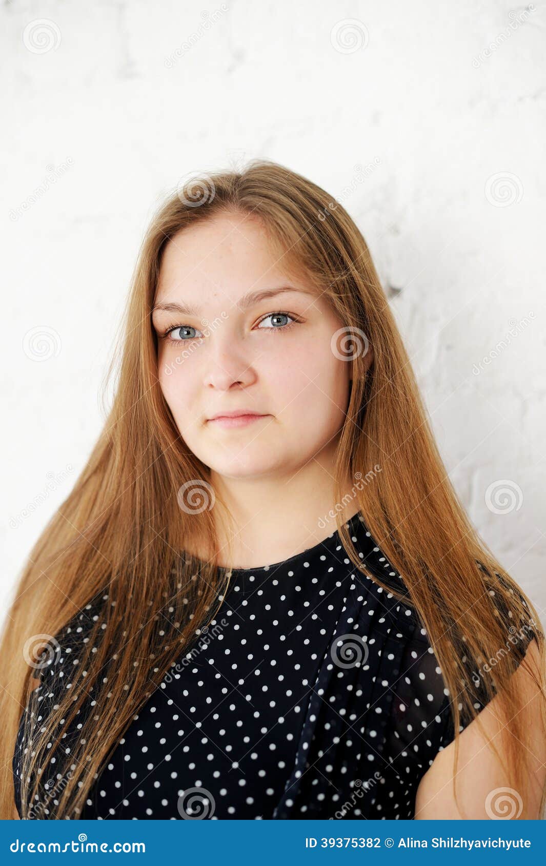 Belle Fille De Ladolescence Dodue Avec De Longs Cheveux Photo Stock