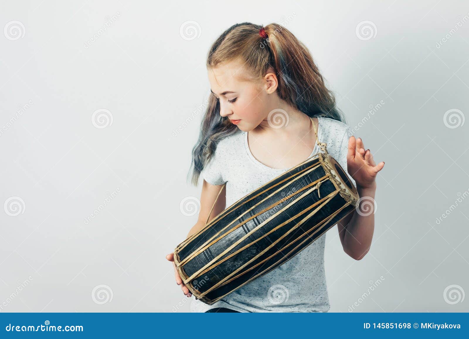 Belle Fille De Ladolescence Jouant Le Mridangam Ethnique De Tambour De