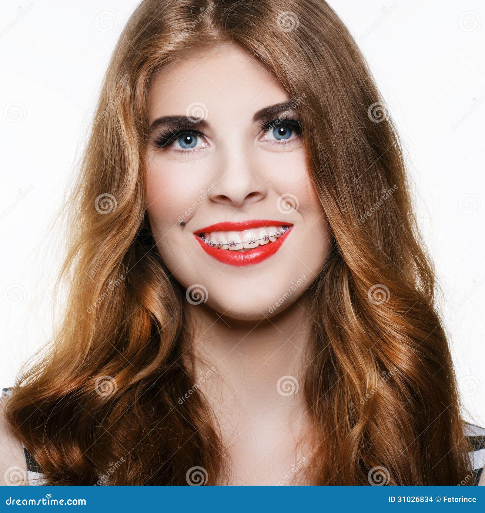 Belle Fille De Sourire Avec Des Accolades Photo Stock Image Du Bleu