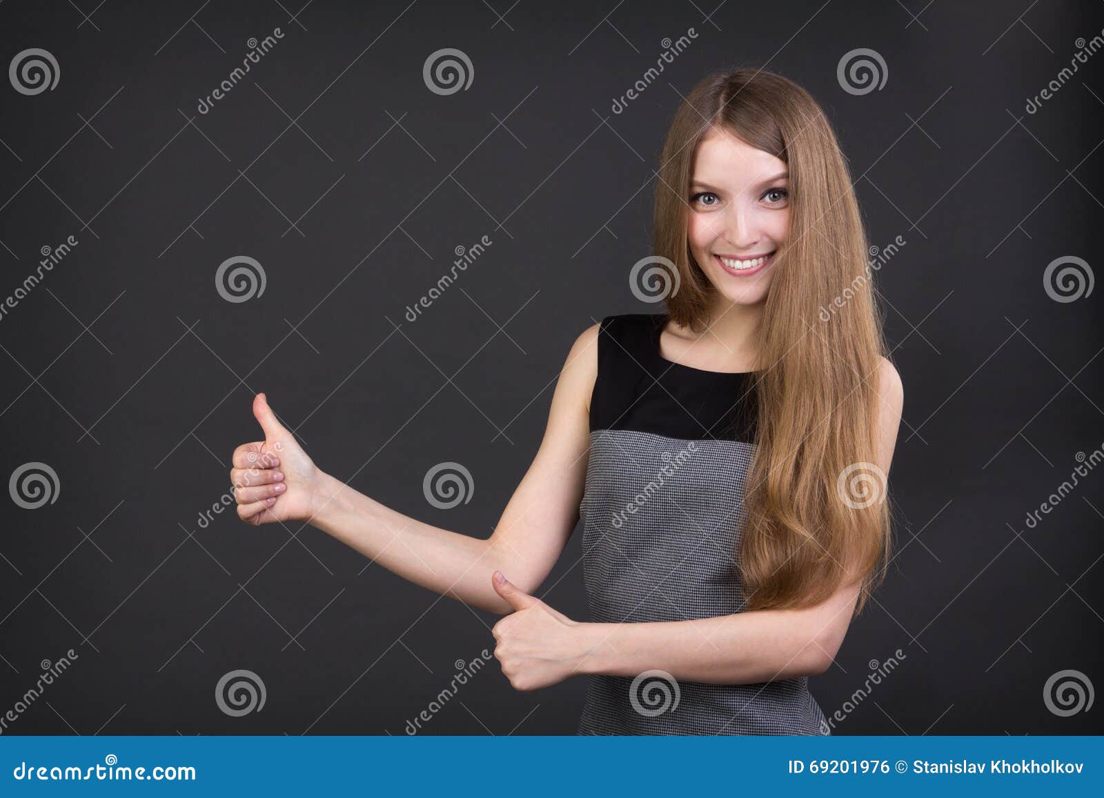 Belle Fille De Sourire Tenant Des Pouces Photo Stock Image Du Femelle