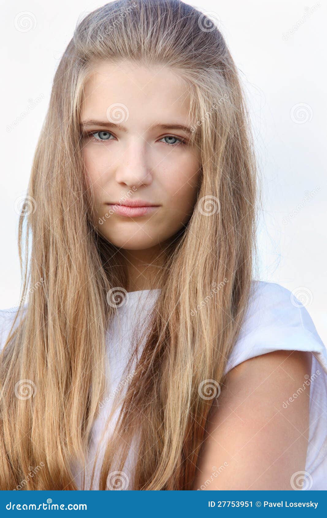 Belle Fille Douleureuse Avec De Longs Regards De Cheveu Image Stock