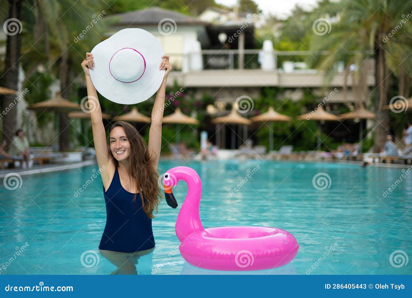 Belle Fille En Maillot De Bain Dans Une Piscine Avec Flamant Rose