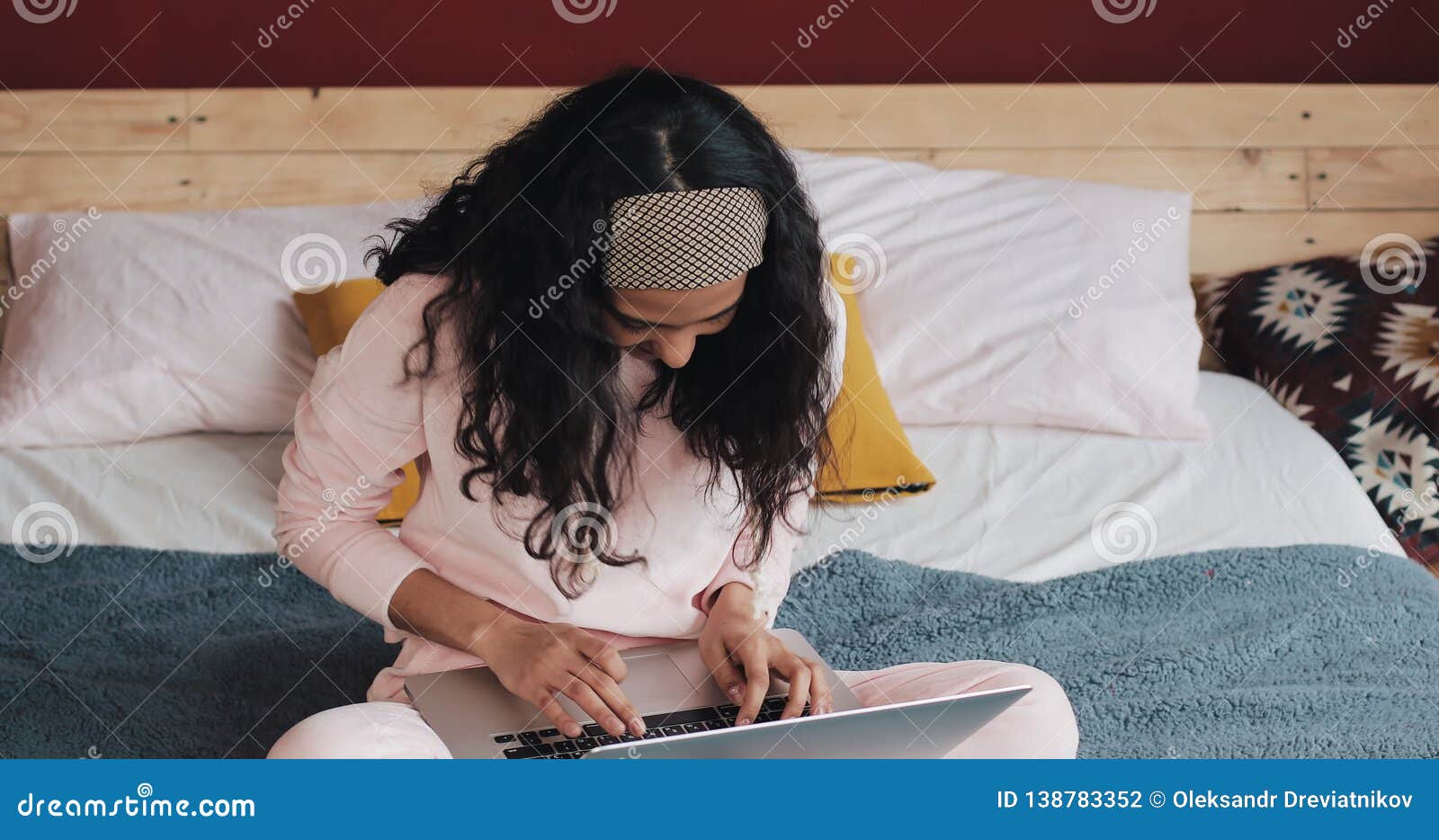 Belle Fille Heureuse Dans Des Pyjamas Roses Travaillant Sur Un