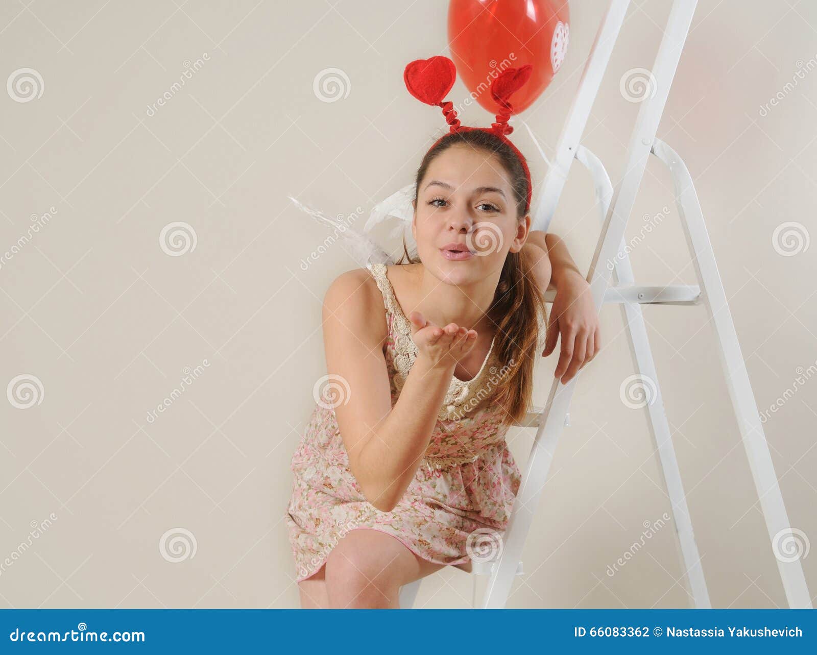Belle Fille Mignonne Dange Vous Soufflant Un Baiser Photo Stock