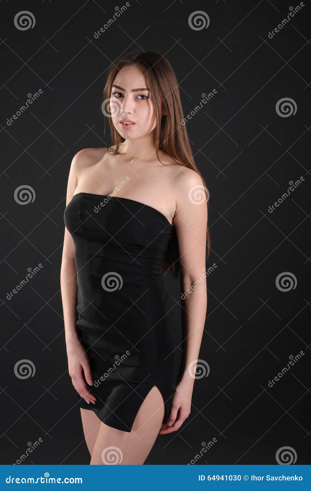 Belle Fille Mince Dans La Robe Courte Noire Photo stock - Image du ... Belle Fille Mince Dans La Robe Courte Noire Photo stock - Image du ...