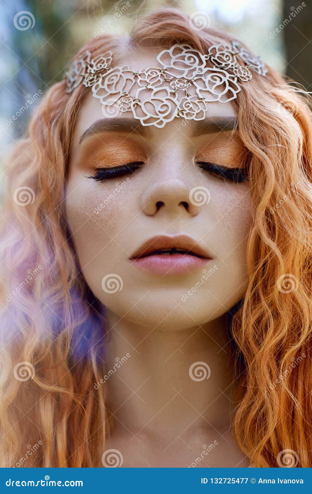 Belle Fille Norvégienne Rousse Avec De Grands Yeux Et Taches De