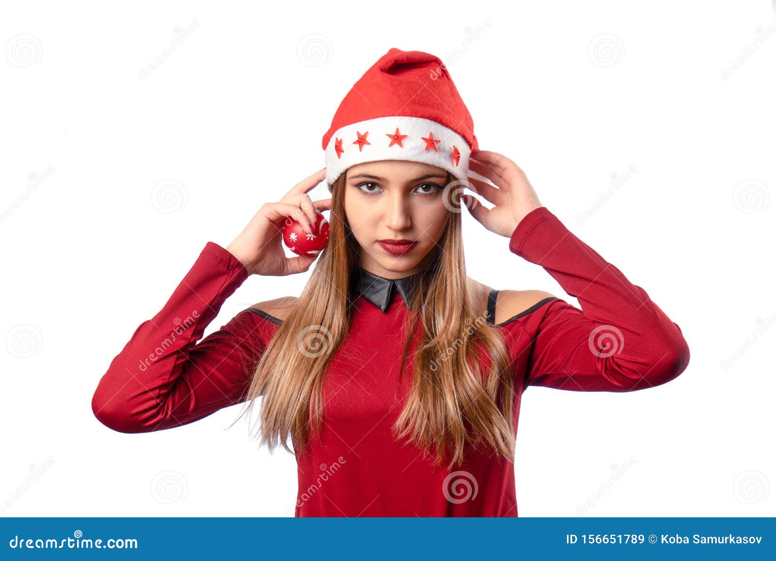 Belle Fille Posant Sur Fond Blanc En Tenue Rouge Du Nouvel An Image
