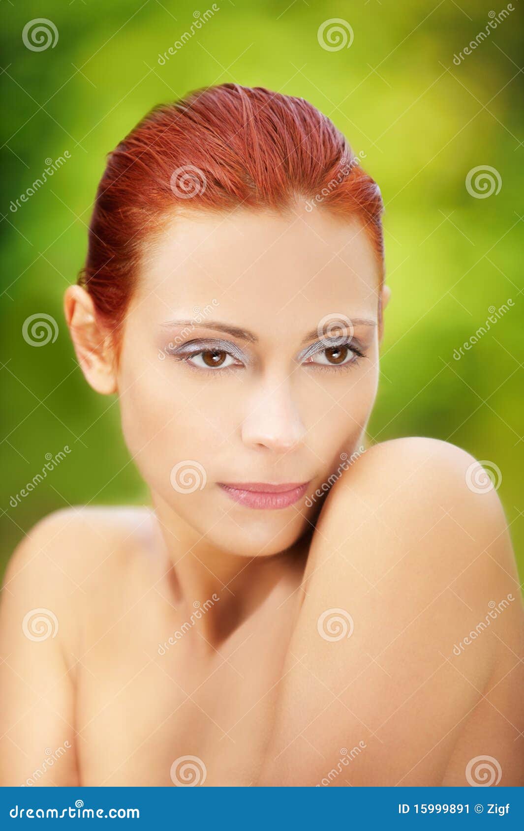 Belle fille rousse image stock. Image du nature, cheveu - 15999891